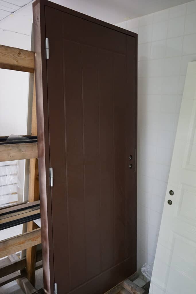 Tummanruskea varaston ovi 9x21 ja 10x21 - Alavus Ikkunat ja Ovet