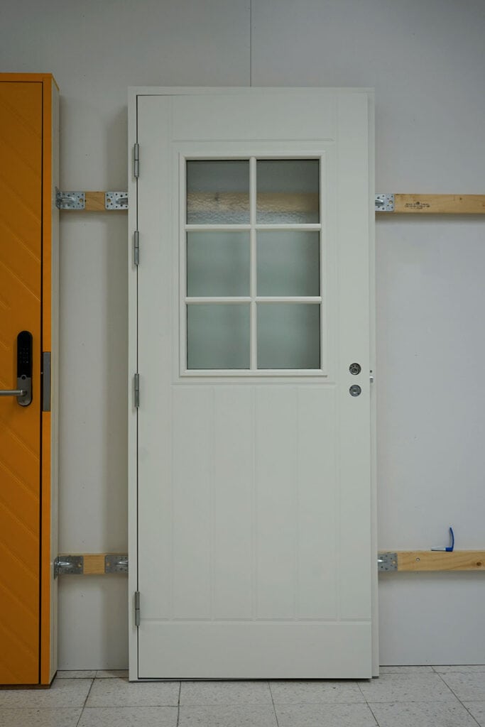 Valkoinen ulko-ovi heti varastosta - Alavus Ikkunat ja Ovet