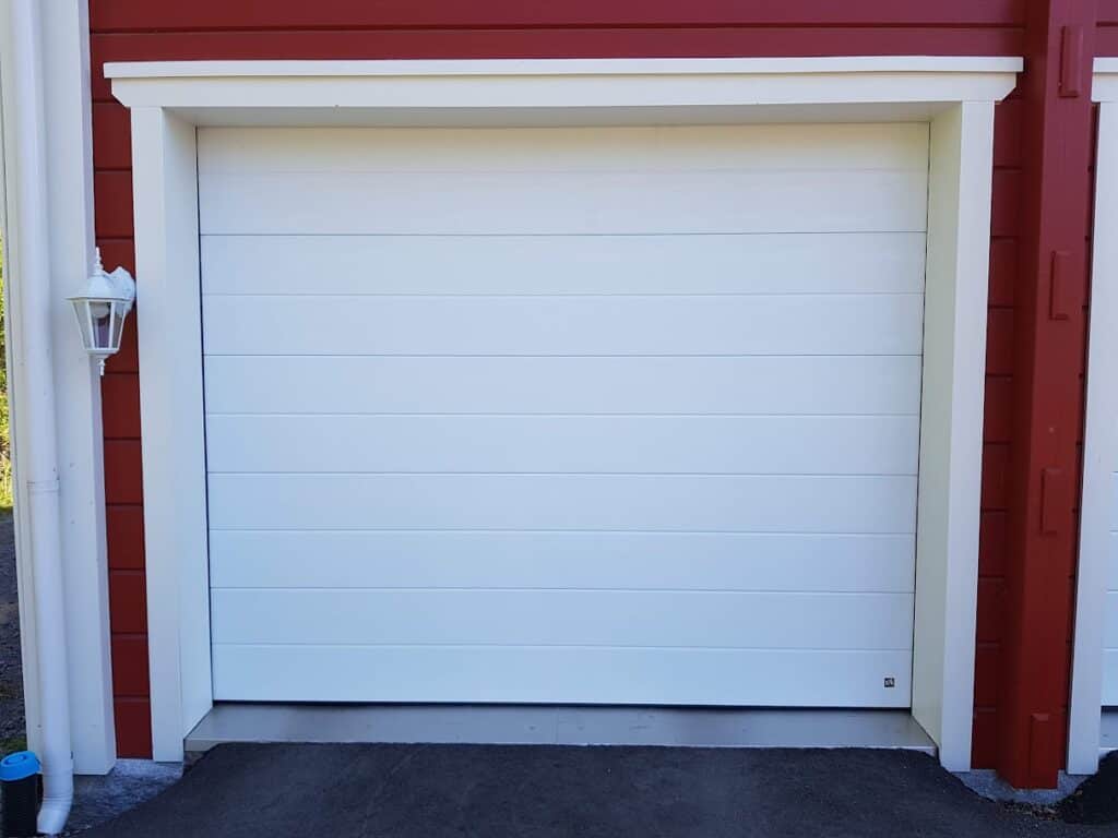 Autotallin nosto-ovi - Alavus Ikkunat ja Ovet